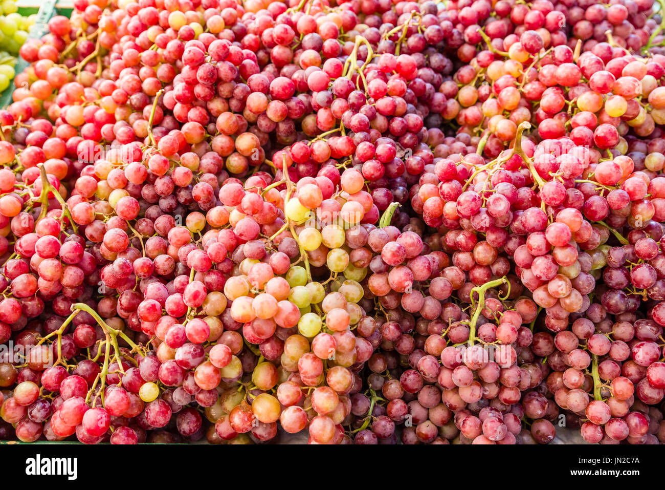 Fresh red grapes at the farmers market Stock Photo - Alamy