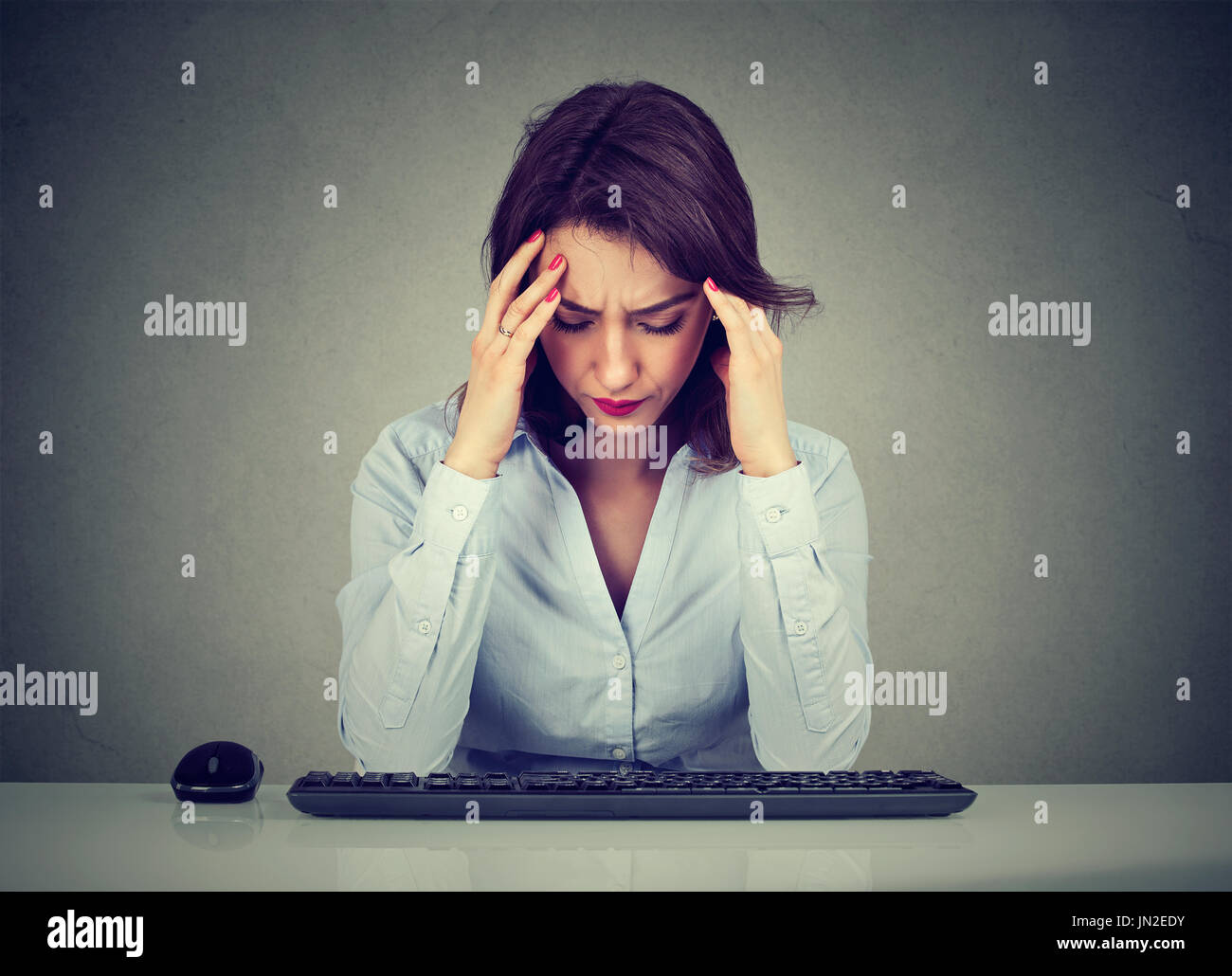 Woman looking sad computer hi-res stock photography and images - Alamy