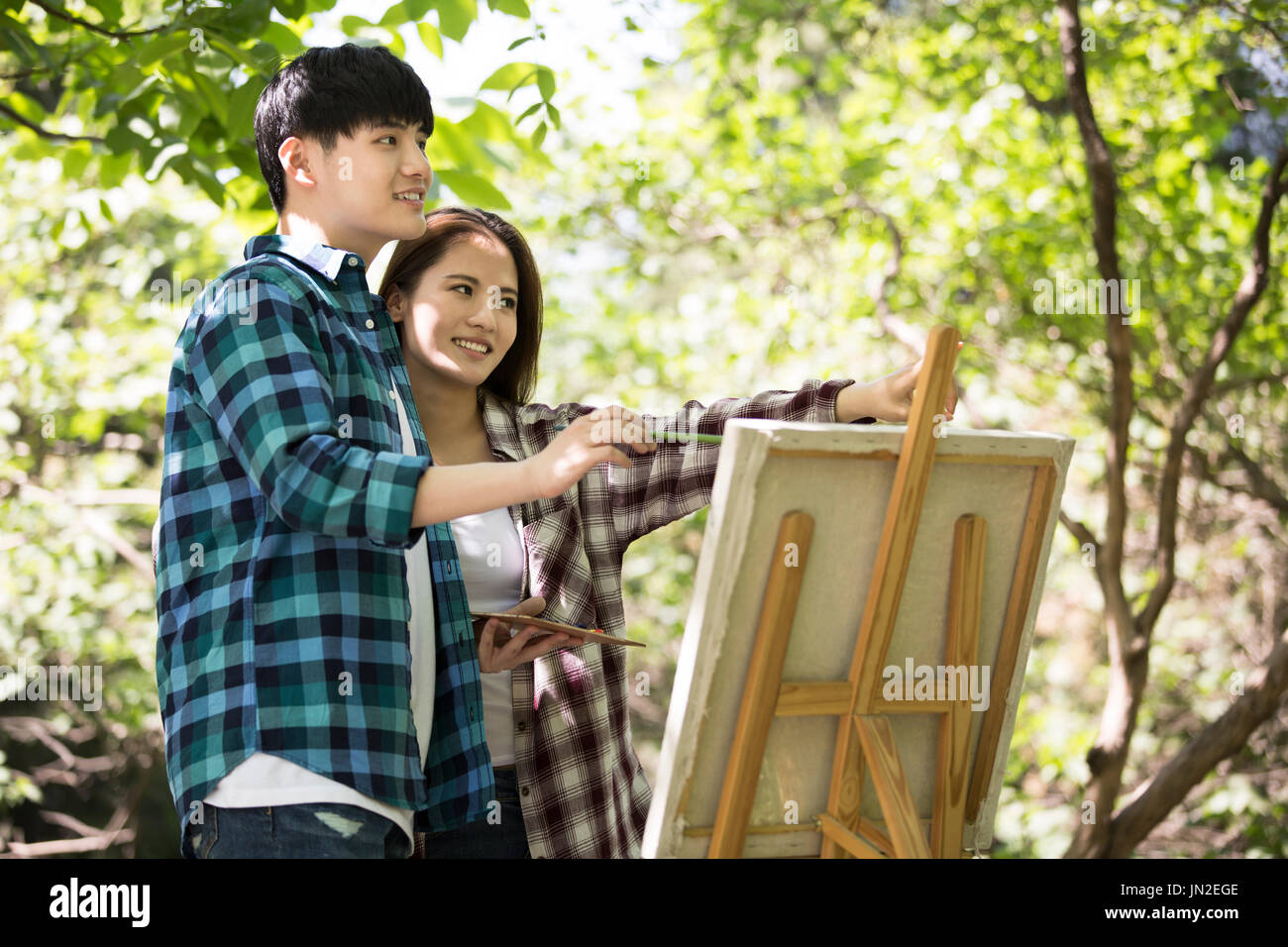 Smiling young couple paint hi-res stock photography and images - Alamy