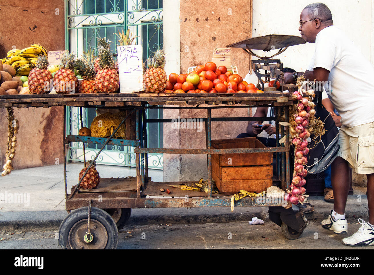 Tropical fruit cart hi-res stock photography and images - Alamy
