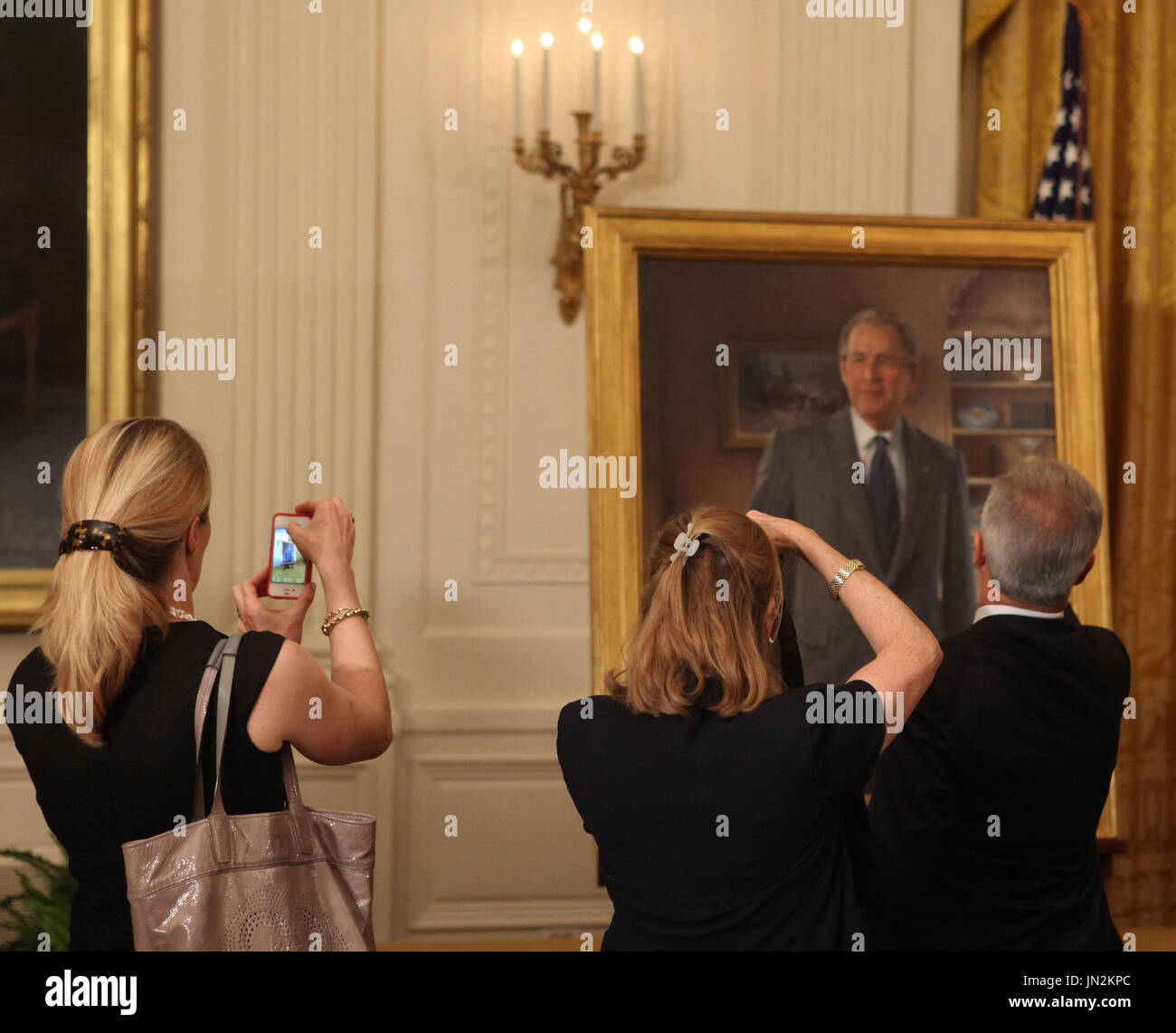 Participants at the unveiling ceremony of the official White House ...