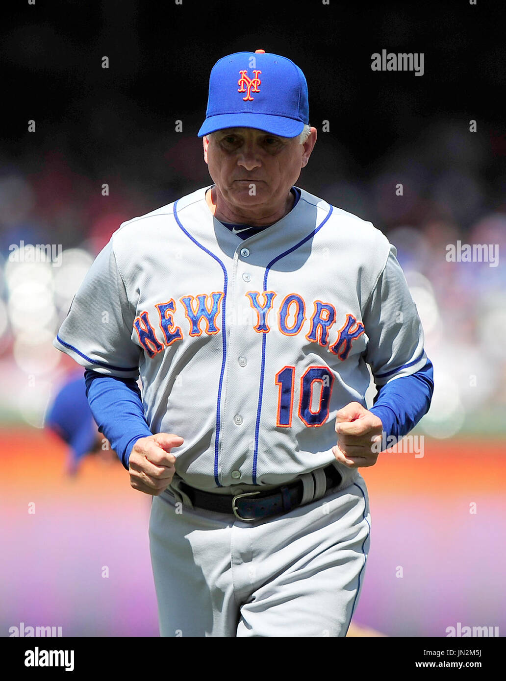 New York Mets manager Terry Collins (10) runs to the dugout after ...