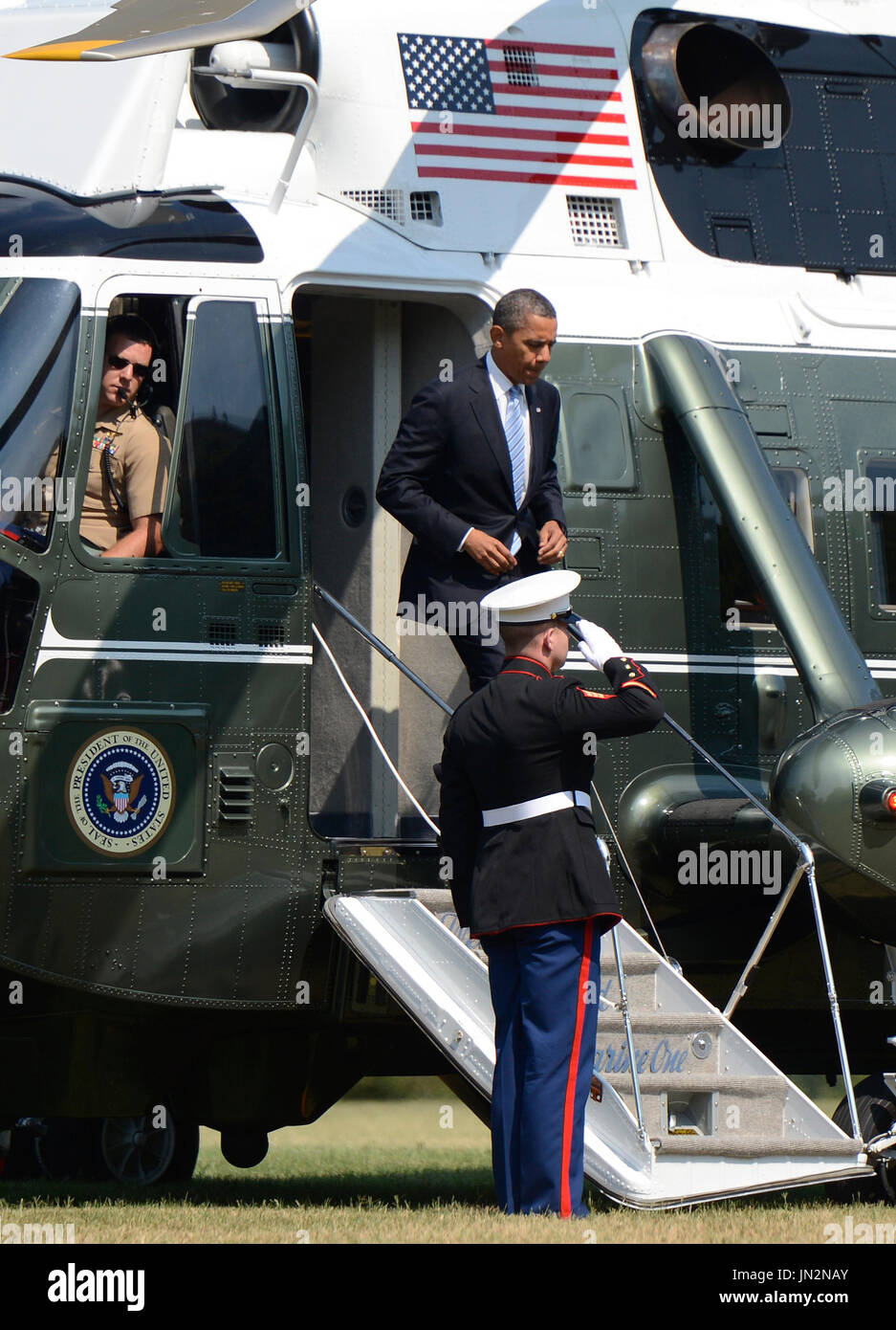 US President Barack Obama steps off Marine One at Ft McNair in ...