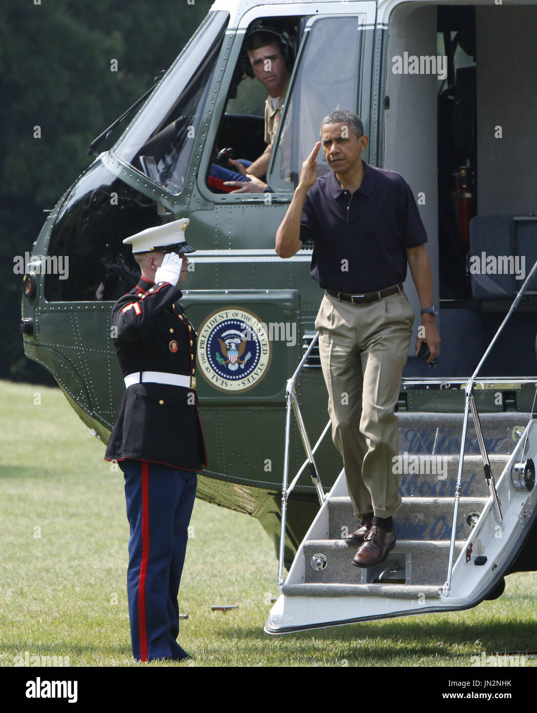 United States President Barack Obama salutes from the steps of the ...