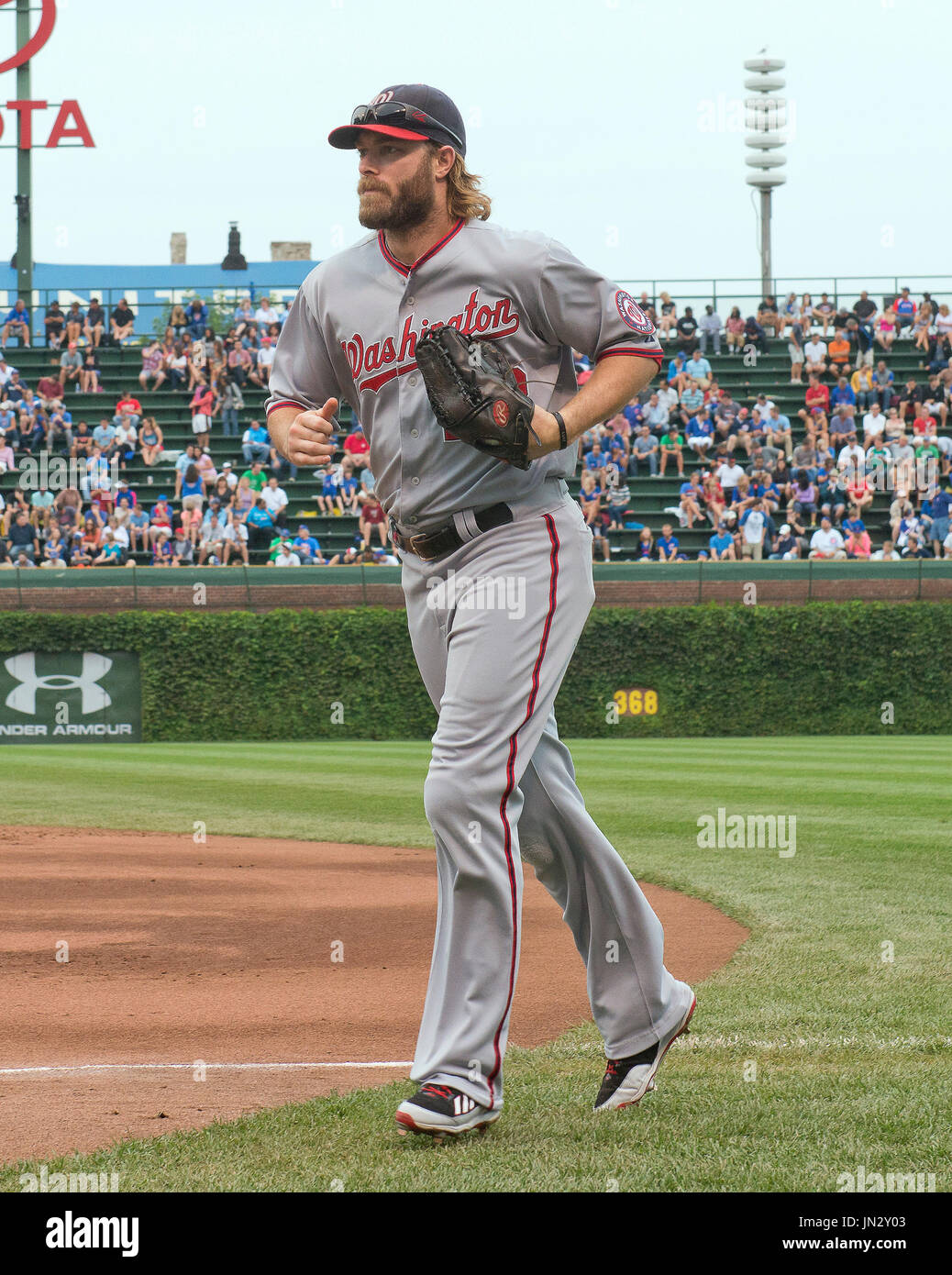 Washington Nationals right fielder Jayson Werth (28) returns to the ...