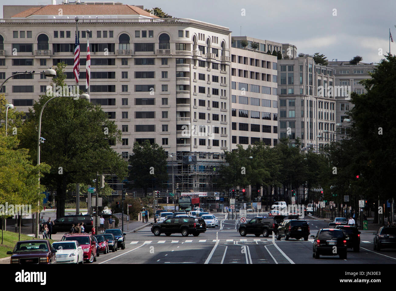 The presidential motorcade heads in to downtown Washington, D.C. to ...