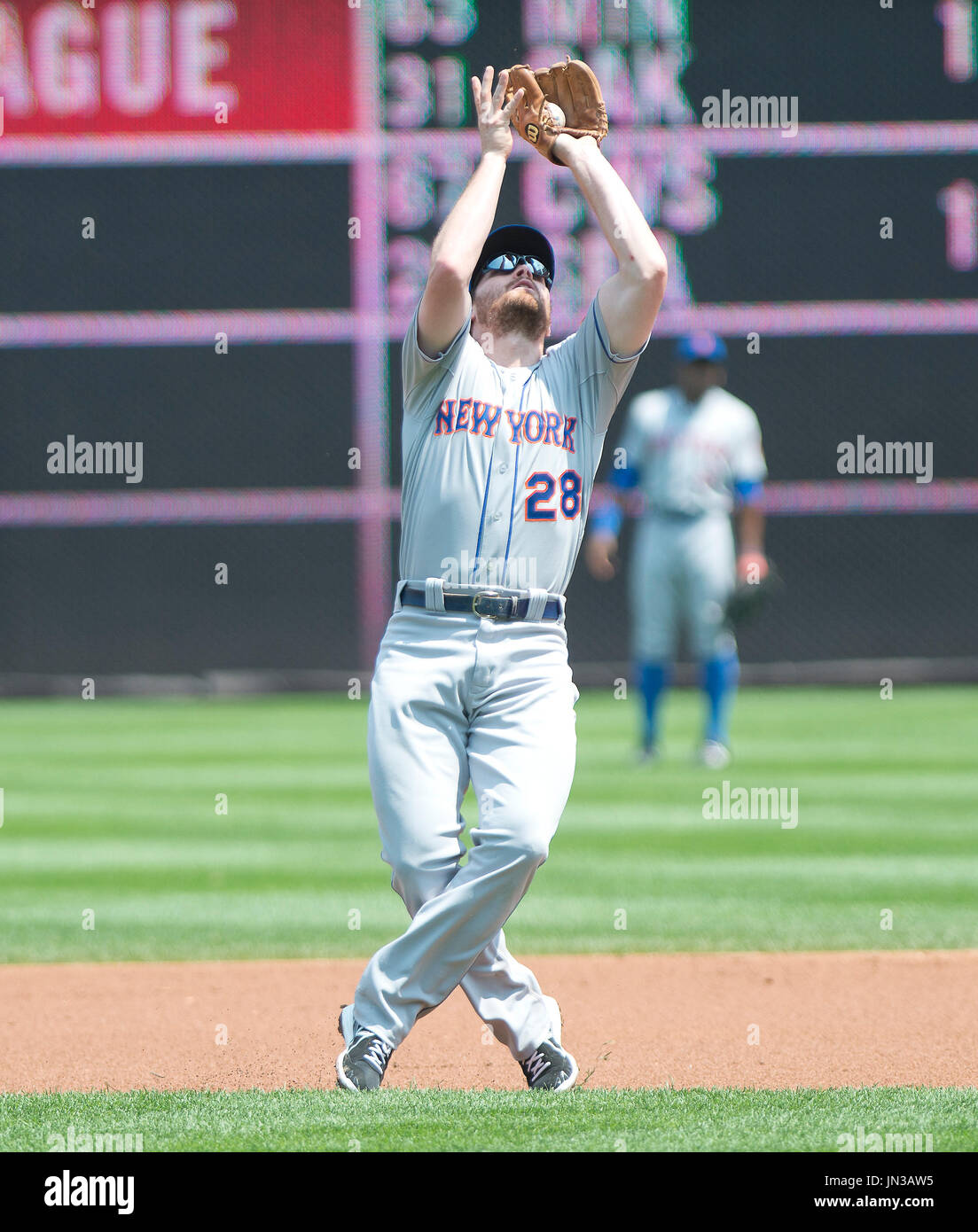 New York Mets second baseman Daniel Murphy (28) fields a pop fly off ...