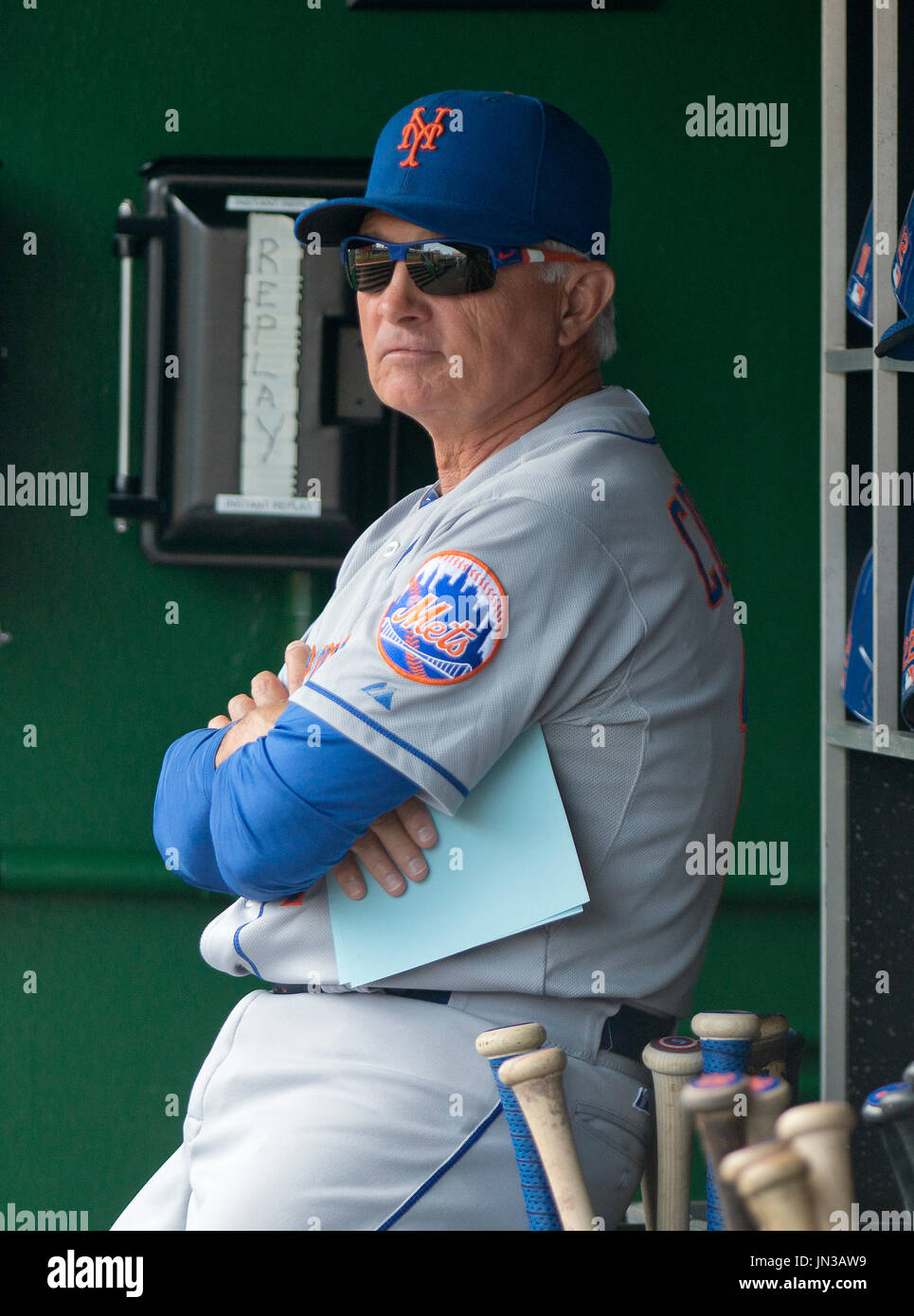 New York Mets manager Terry Collins (10) watches his team warm-up prior ...
