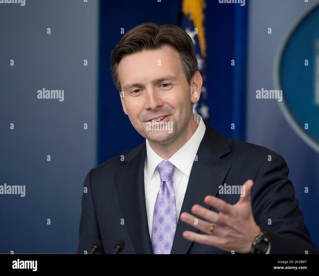 White House Press Secretary Josh Earnest conducts the daily briefing in ...
