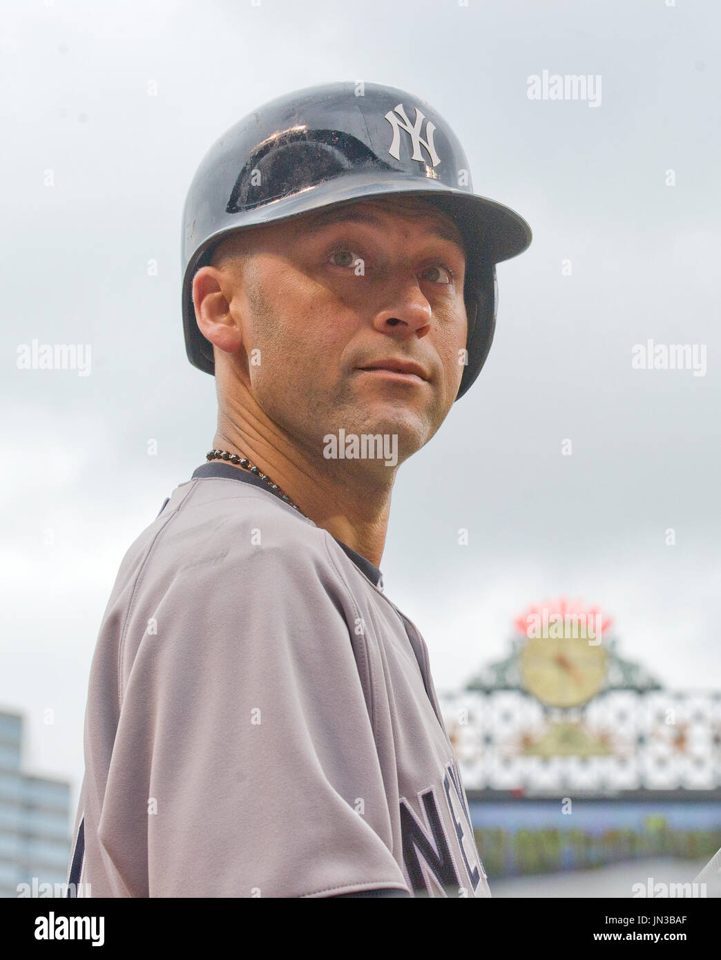 New York Yankees shortstop Derek Jeter (2) looks back toward the crowd ...