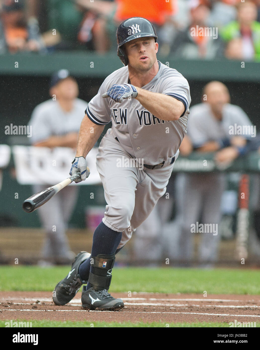 New York Yankees center fielder Brett Gardner (11) pops out to end his ...