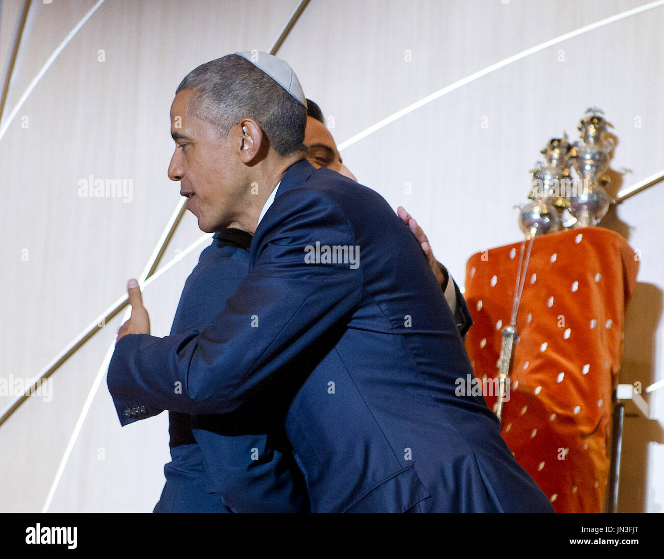 Senior Rabbi Gil Steinlauf welcomes United States President Barack ...