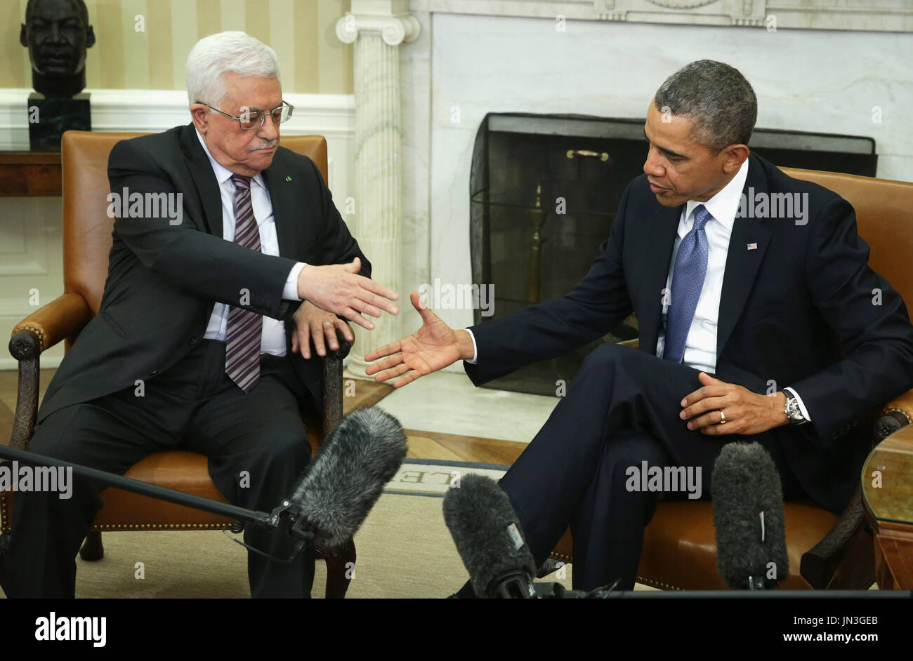 United States President Barack Obama (R) shakes hands with Palestinian ...