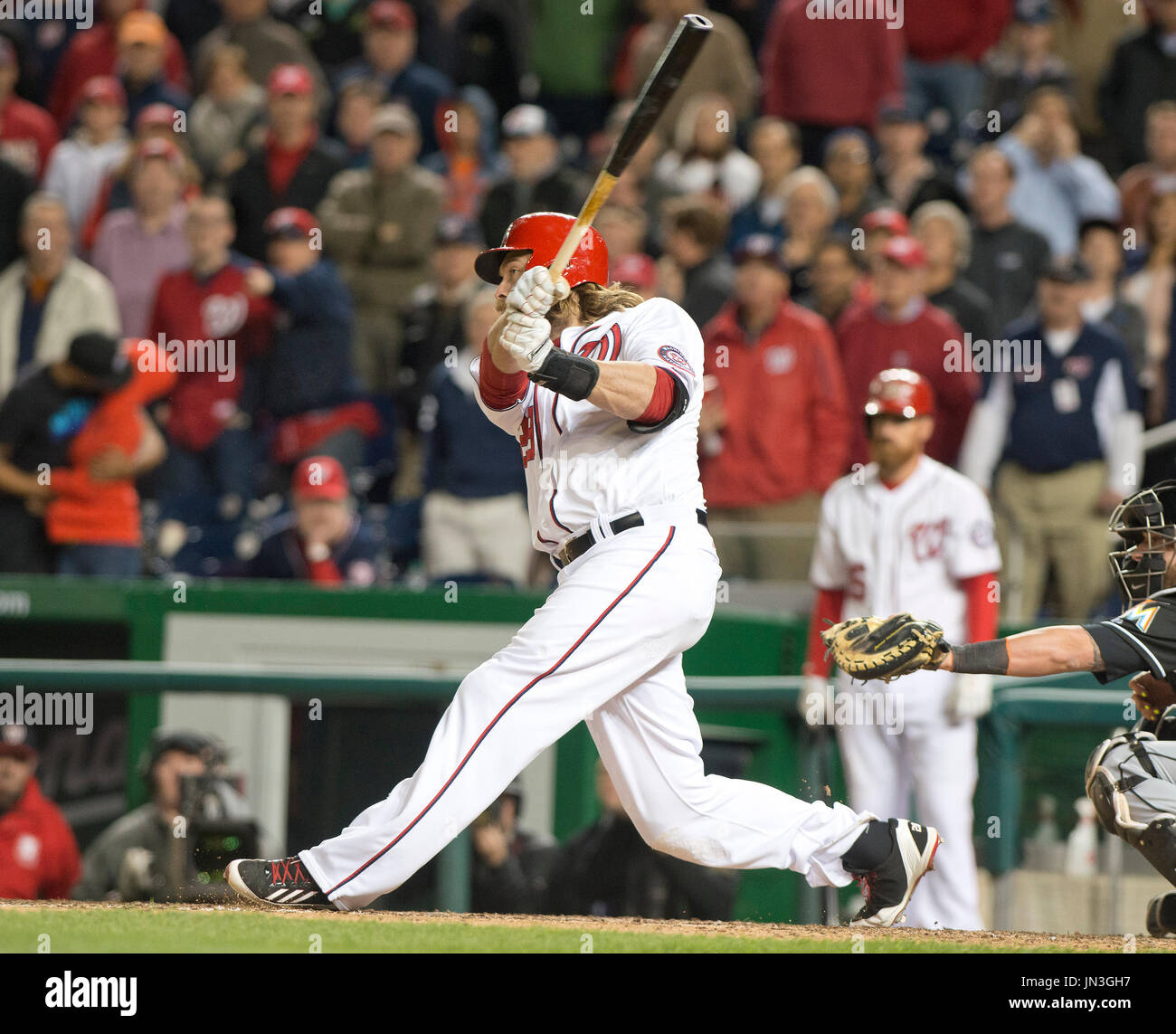 Washington Nationals right fielder Jayson Werth (28) bats in the eighth ...