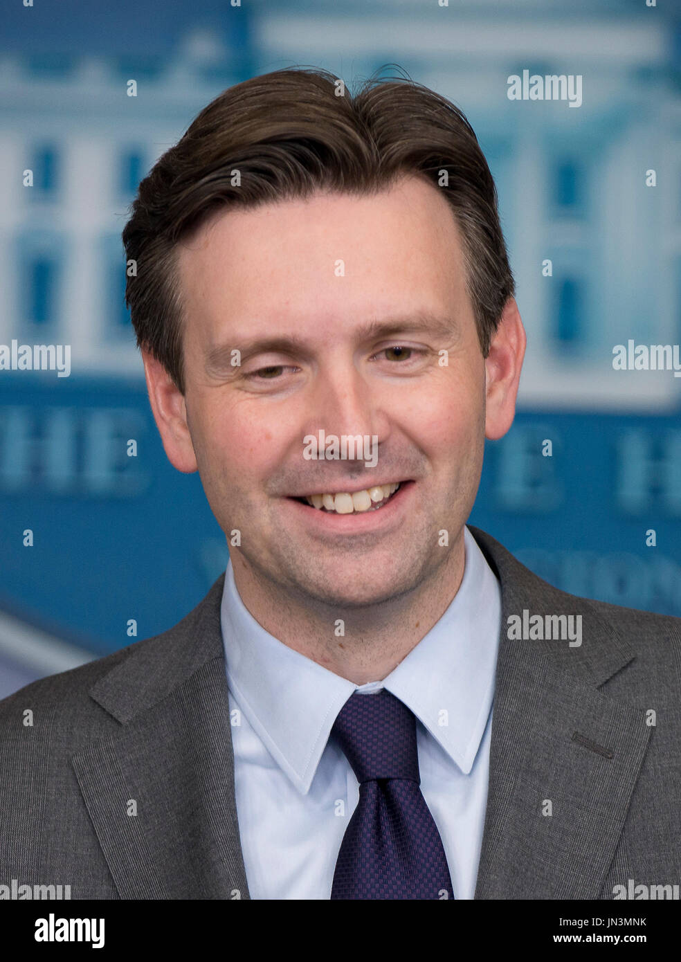 White House Press Secretary Josh Earnest holds the daily briefing in ...