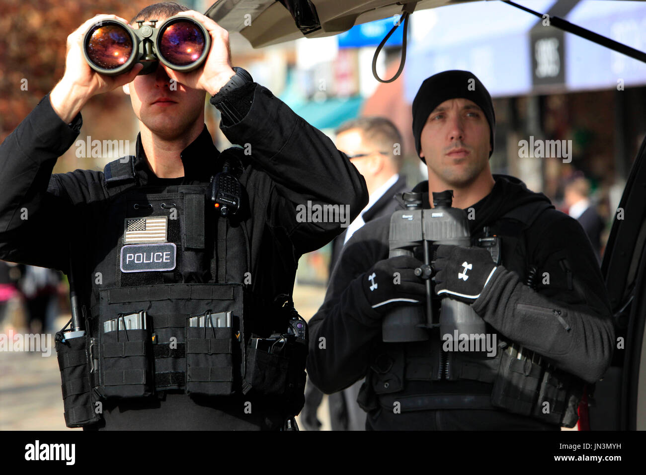 United States Secret Service agents check out the scene in front of the ...