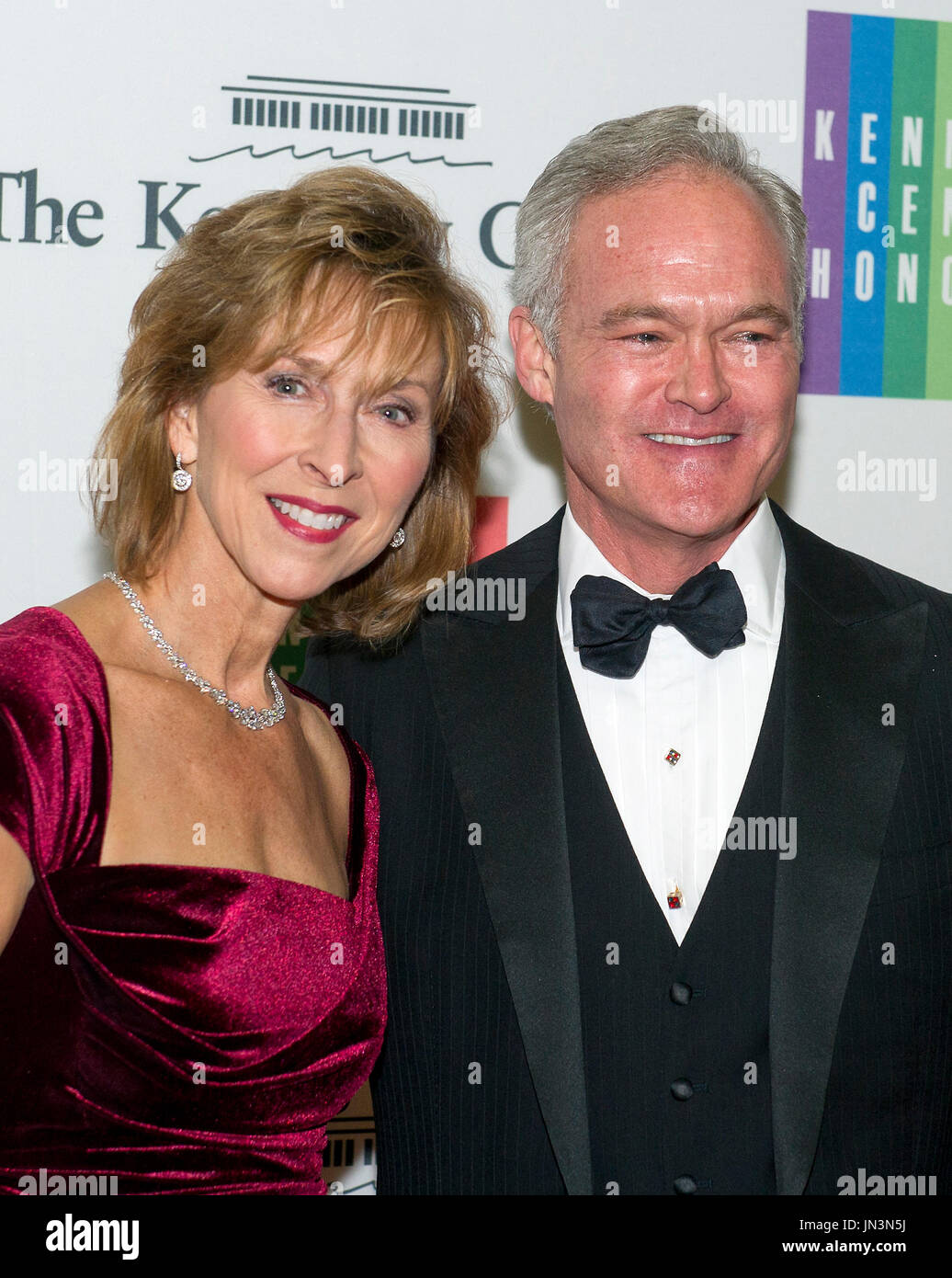 Scott Pelley and his wife, Jane, arrive for the formal Artist's Dinner ...