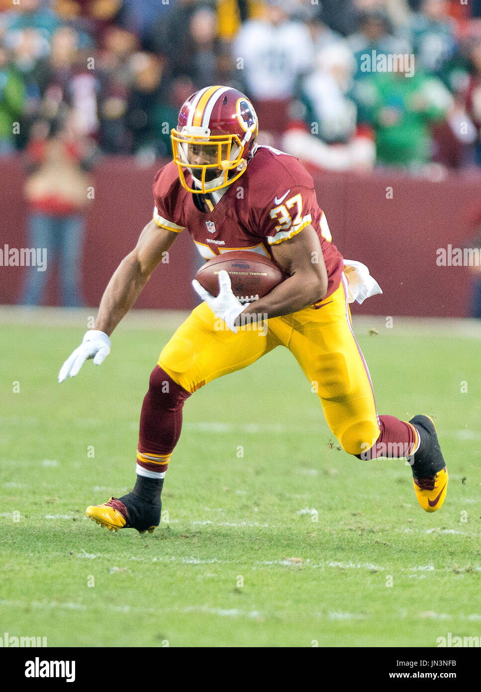 Washington Redskins running back Chris Thompson (37) carries the ball ...