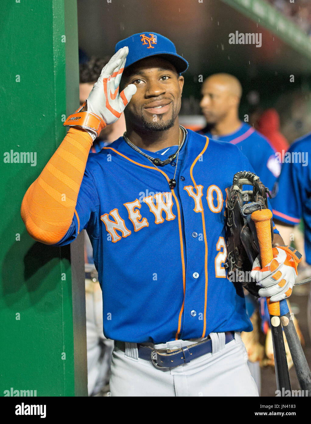 New York Mets left fielder Eric Young (22) salutes a fan as he leaves ...
