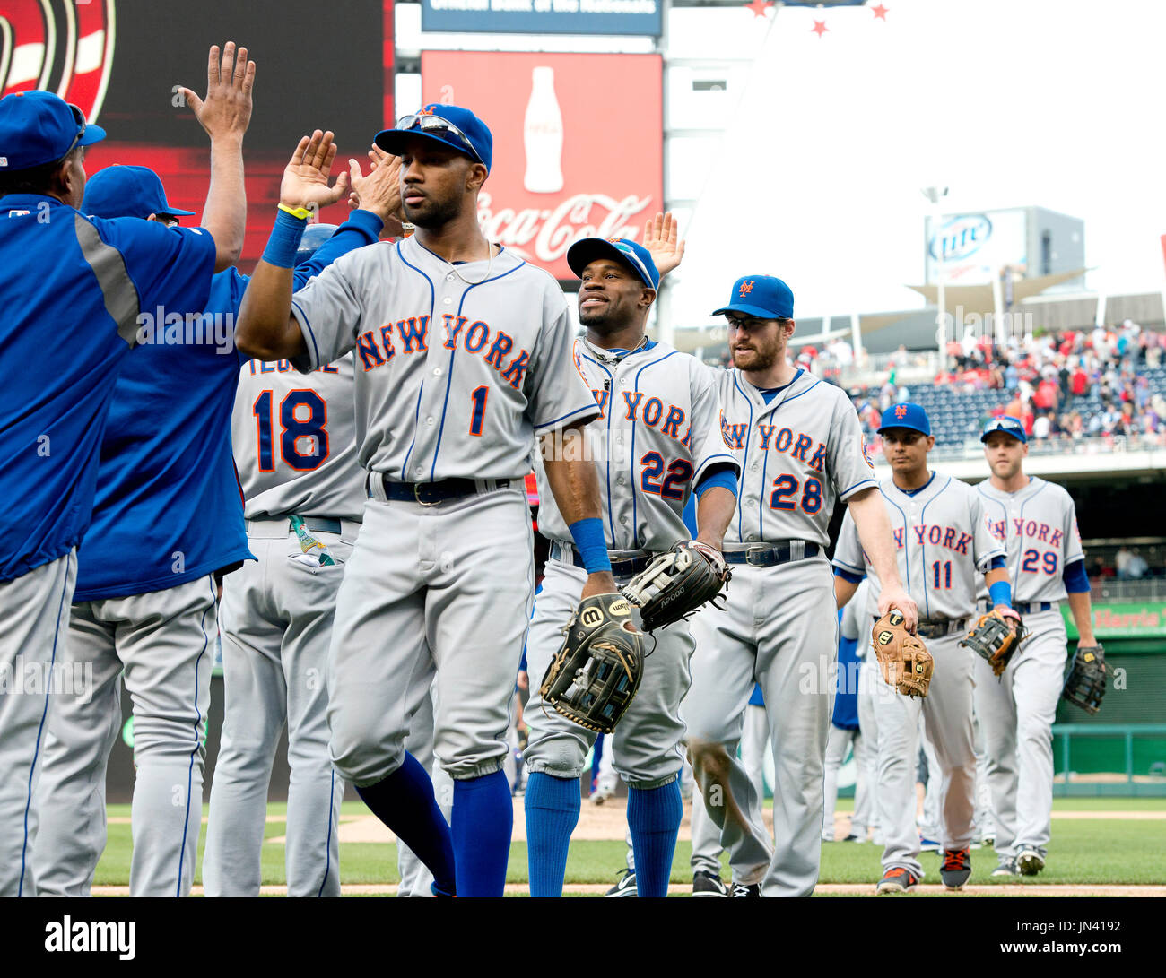 New York Mets celebrate their 5 -2 victory over the Washington ...