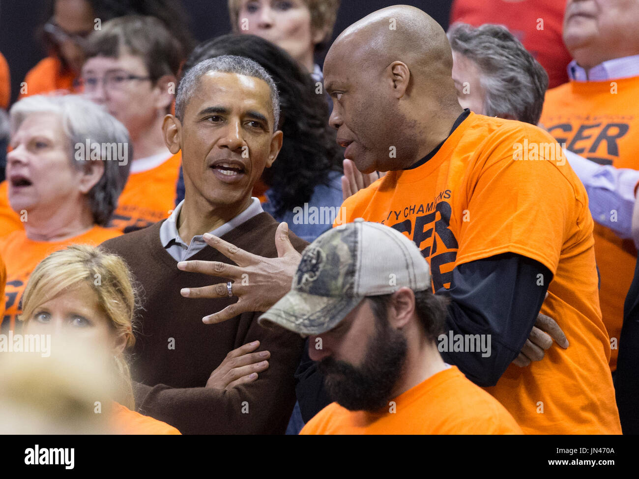 US President Barack Obama (L) speaks with his brother-in-law Craig ...