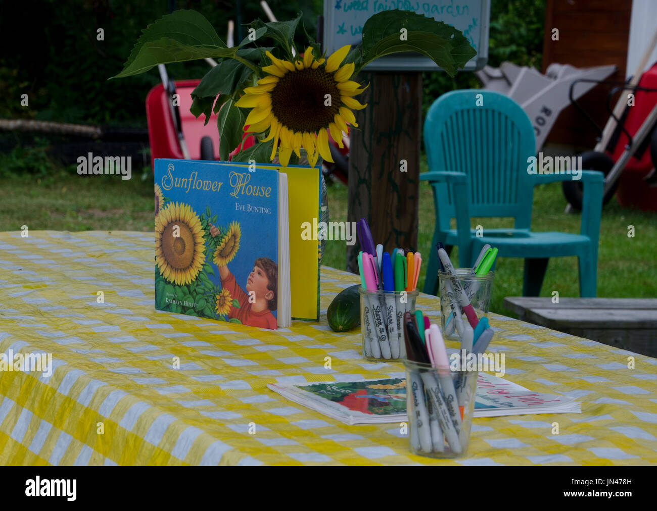 Children drawing classroom hi-res stock photography and images - Alamy