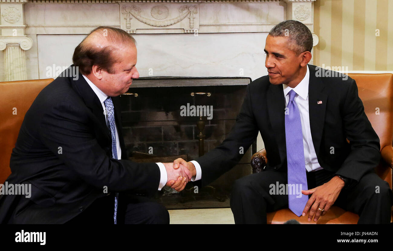 United States President Barack Obama (R) shakes hands with Prime ...