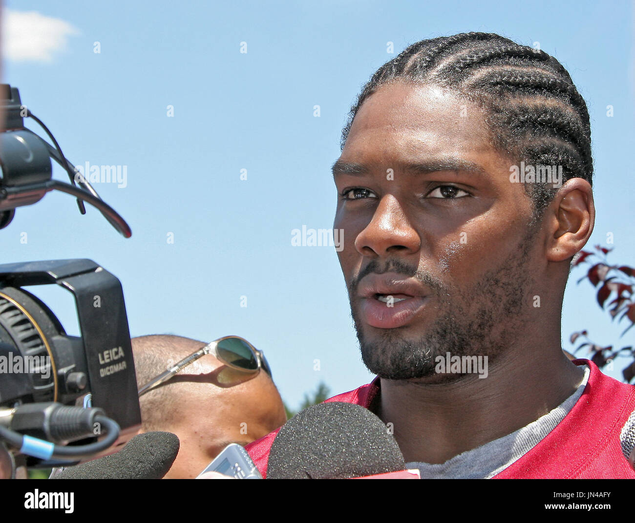 Washington Redskins safety Sean Taylor (21) meets reporters during the ...