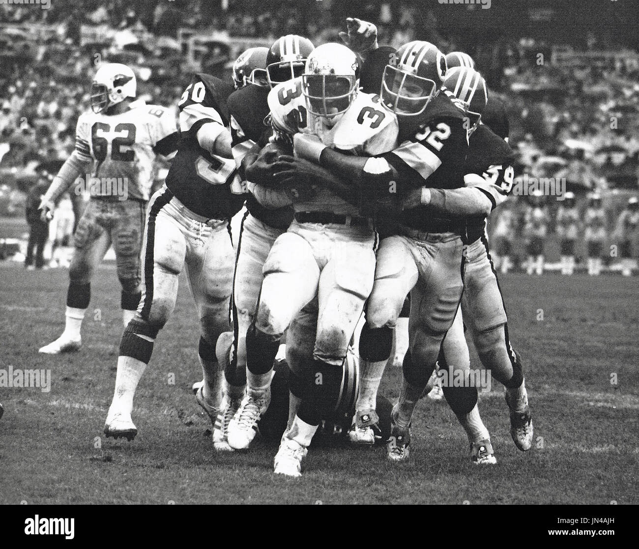 St. Louis Cardinals running back Ottis Anderson (32) is gang tackled by ...