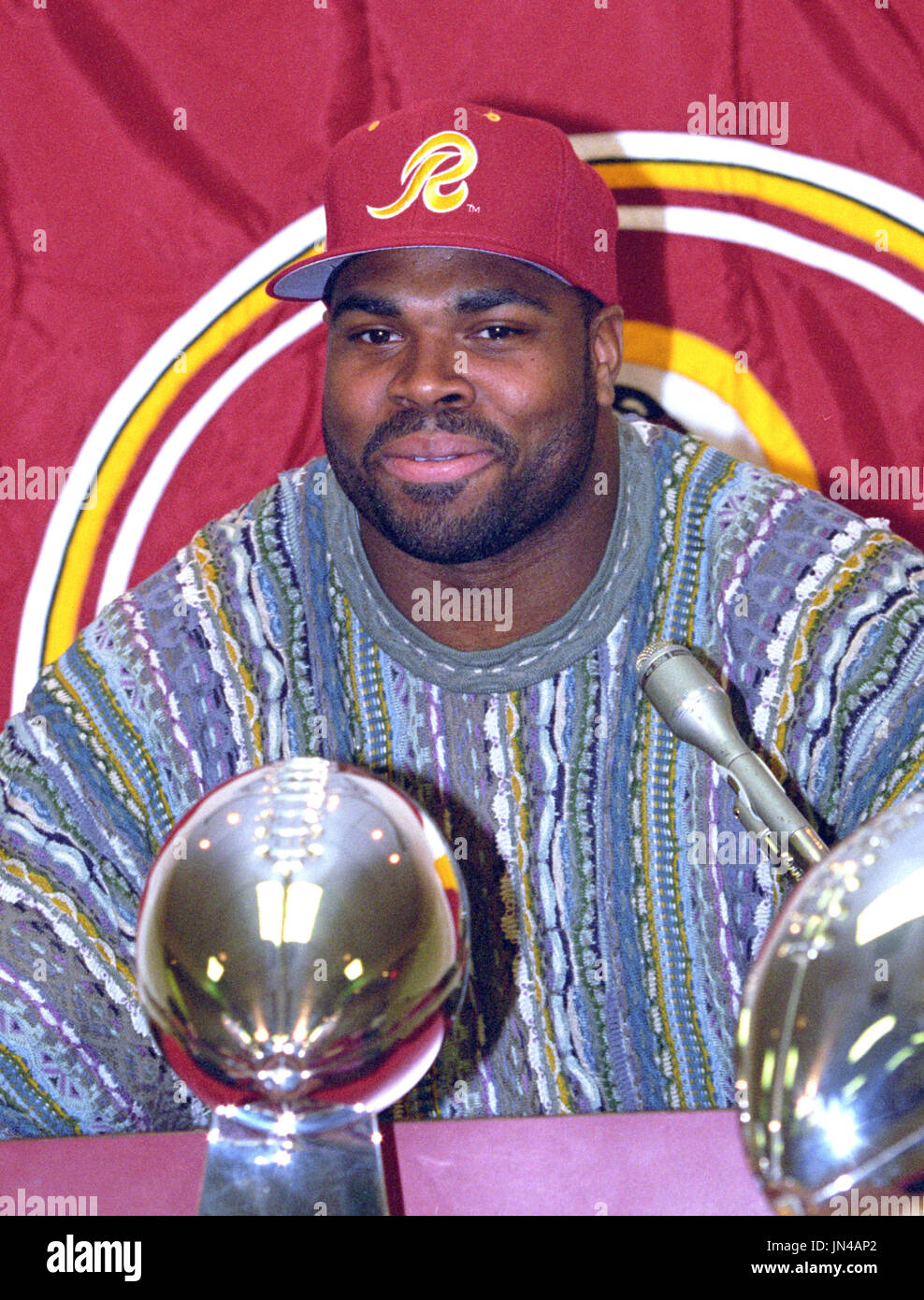 Washington Redskins defensive tackle Sean Gilbert (90) makes remarks ...