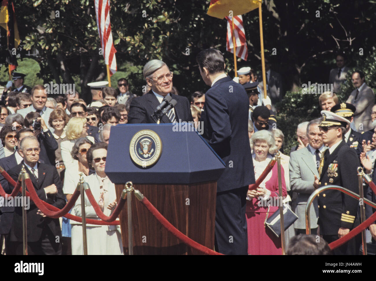 United States President Ronald Reagan welcomes Chancellor Helmut ...