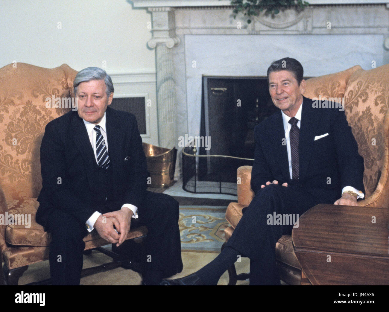 United States President Ronald Reagan welcomes Chancellor Helmut ...