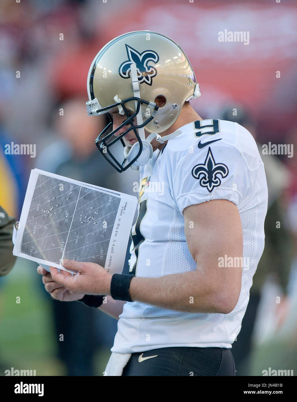 New Orleans Saints quarterback Drew Brees (9) studies the coaching ...