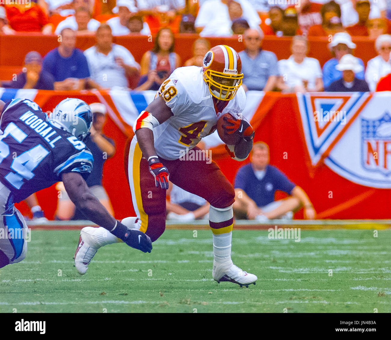 Washington Redskins running back Stephen Davis (48) carries the ball as ...