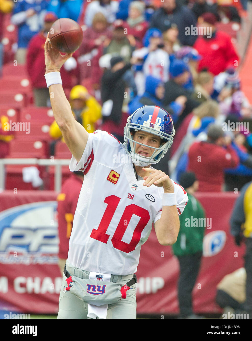 New York Giants quarterback Eli Manning (10) throws a warm-up pass ...