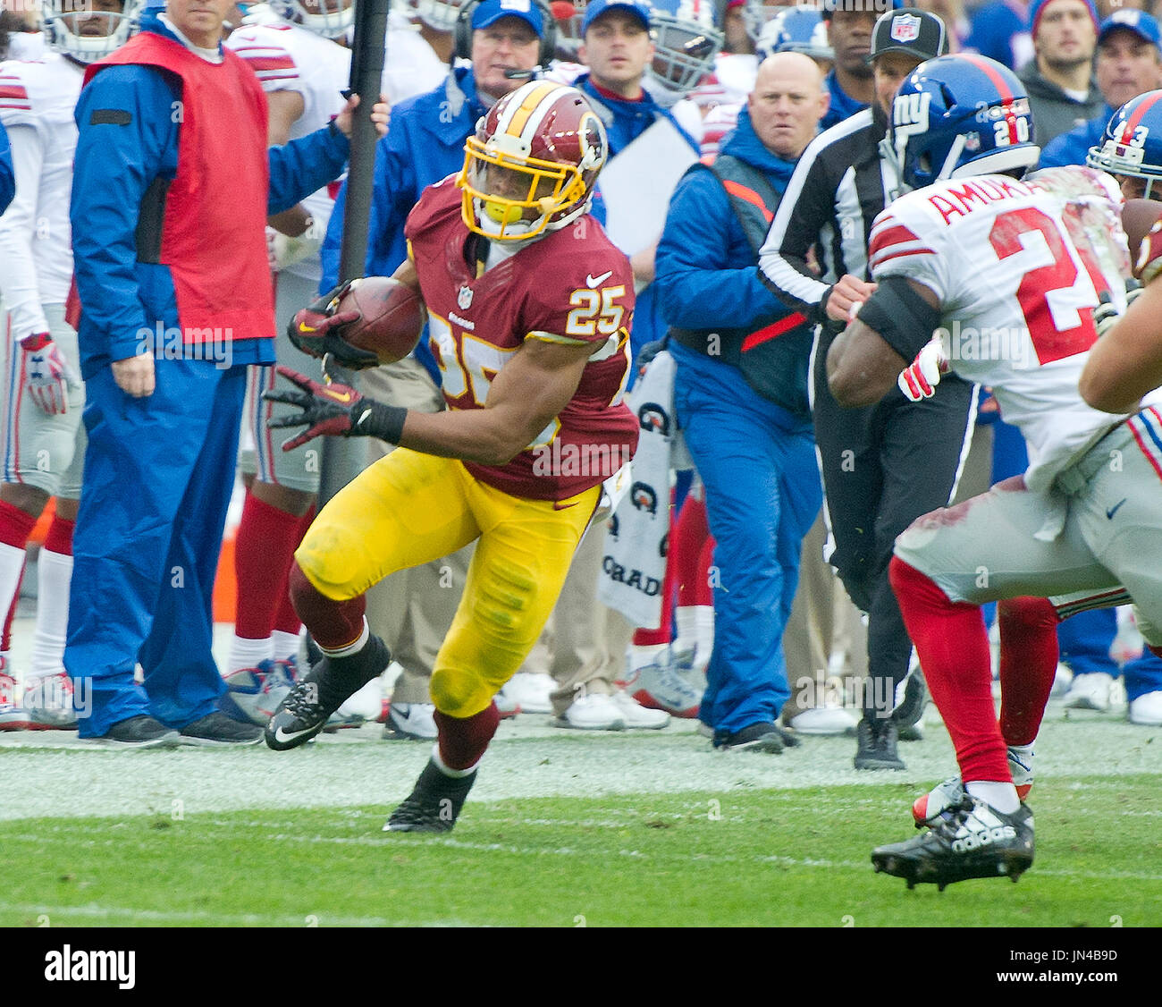 Washington Redskins running back Chris Thompson (25) carries the ball ...