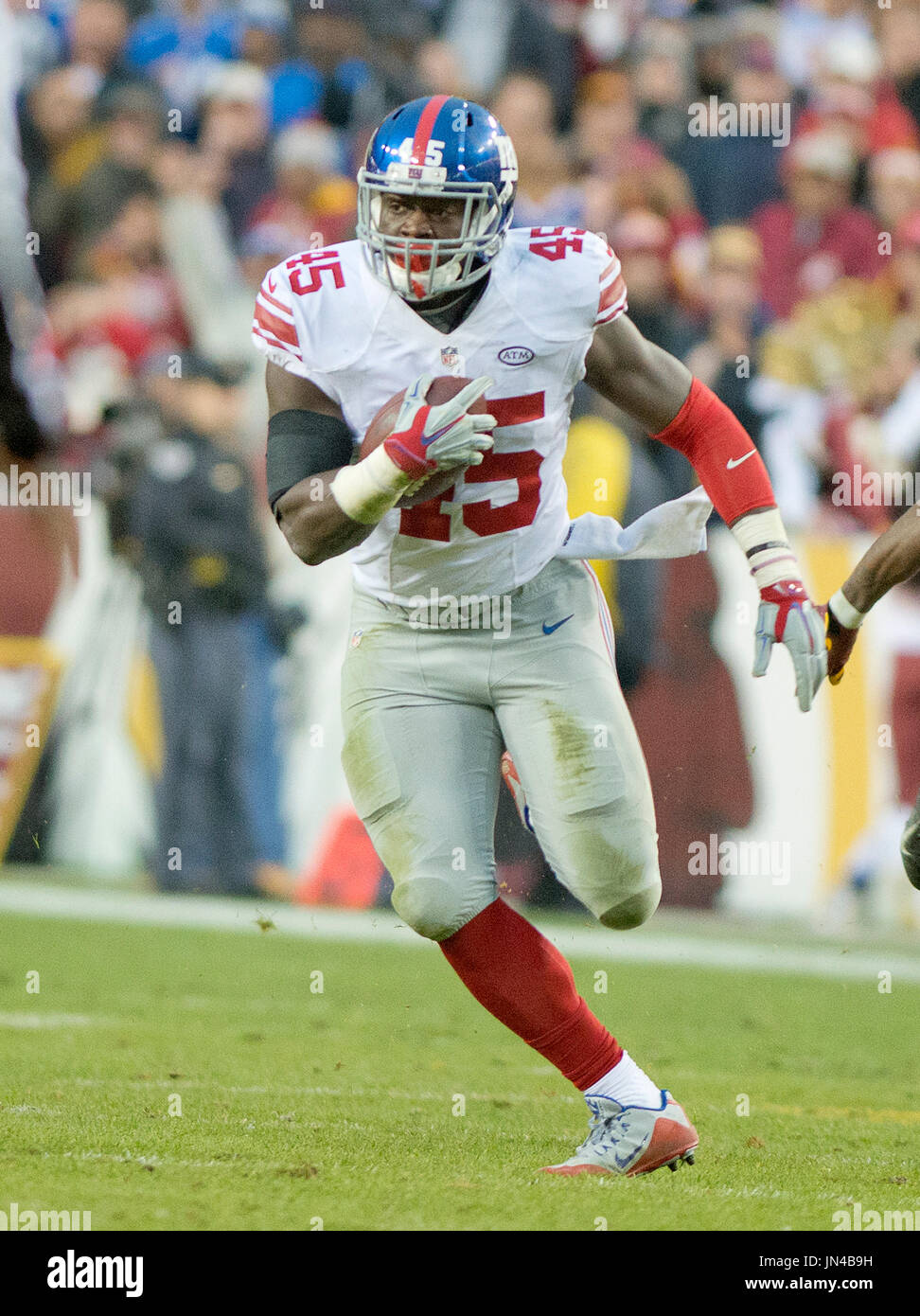 New York Giants tight end Will Tye (45) carries the ball after making a ...