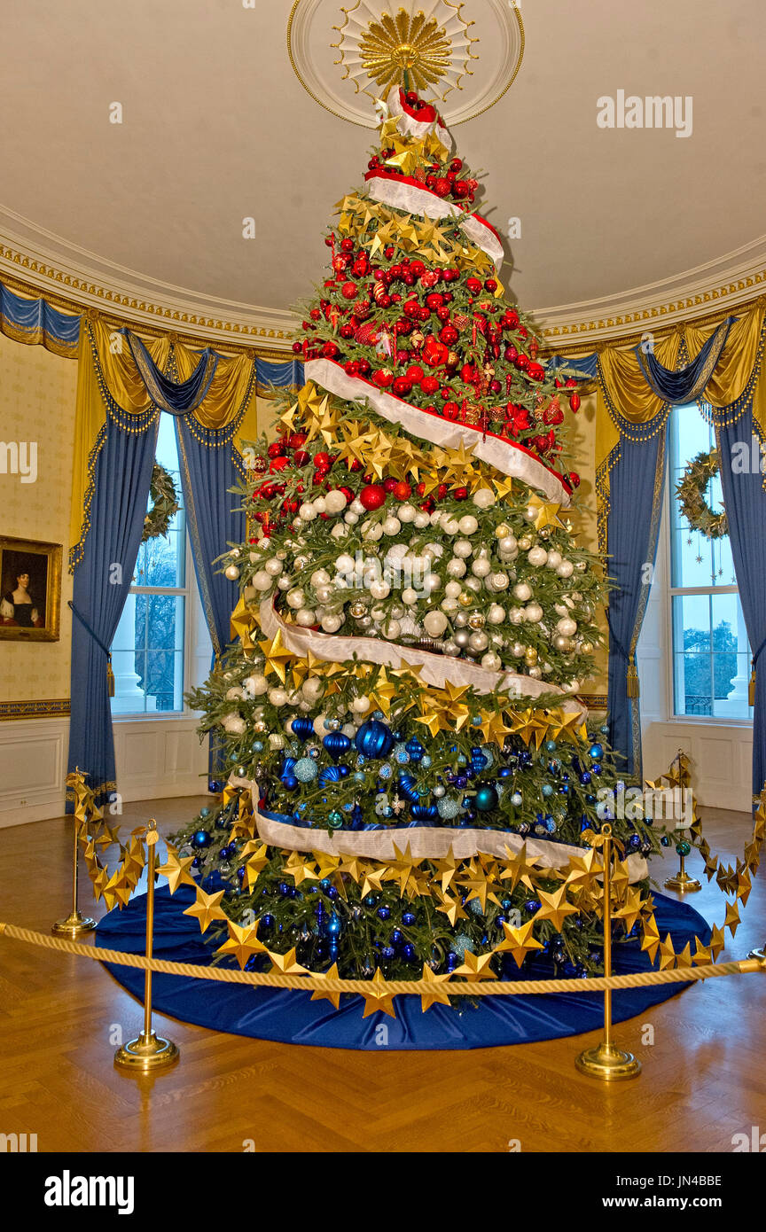 The White House Christmas tree, an 18.5 foot Fraser fir, in the Blue ...
