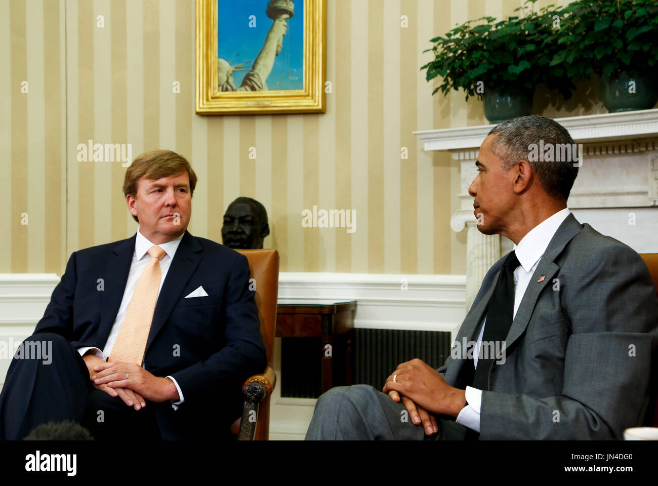 United States President Barack Obama (R) meets with King Willem ...