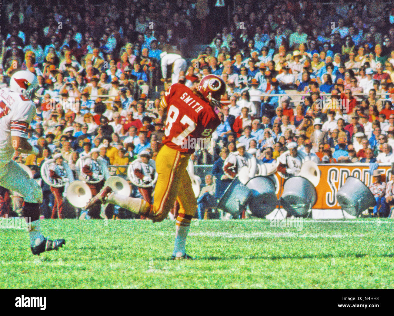 Washington Redskins tight end Jerry Smith (87) carries the ball after ...