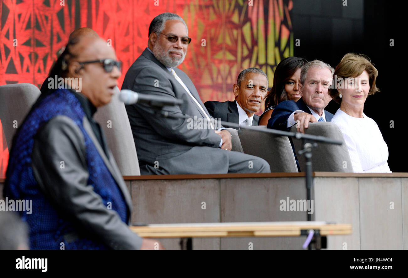 (R to L) : Former First Lady Laura Bush, former President George W ...