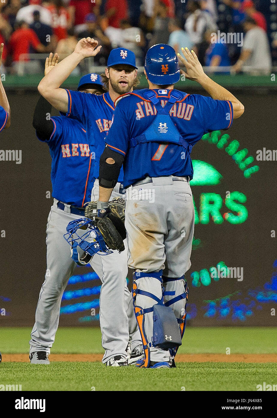 New York Mets left fielder Kirk Nieuwenhuis (9), center, celebrates his ...