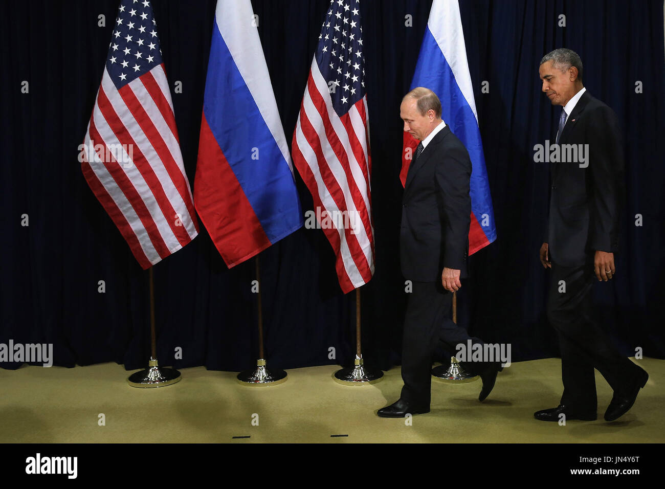 President Vladimir Putin of Russia (L) and U.S. President Barack Obama ...