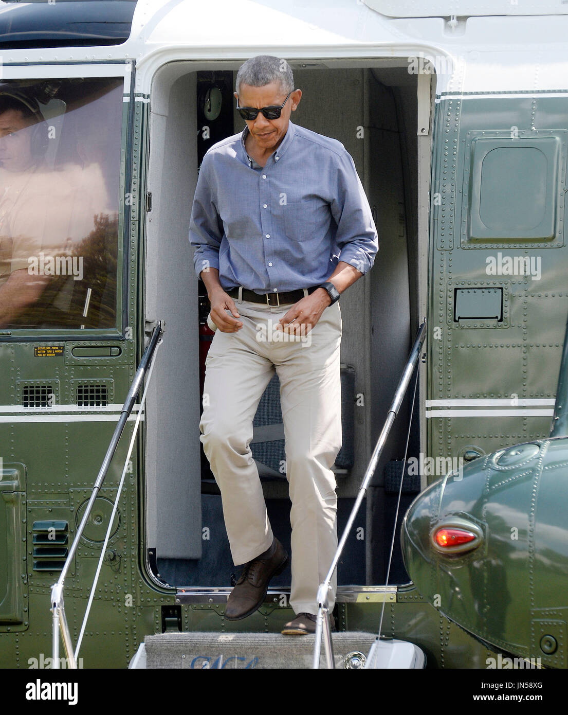 United States President Barack Obama walks back to the White House ...