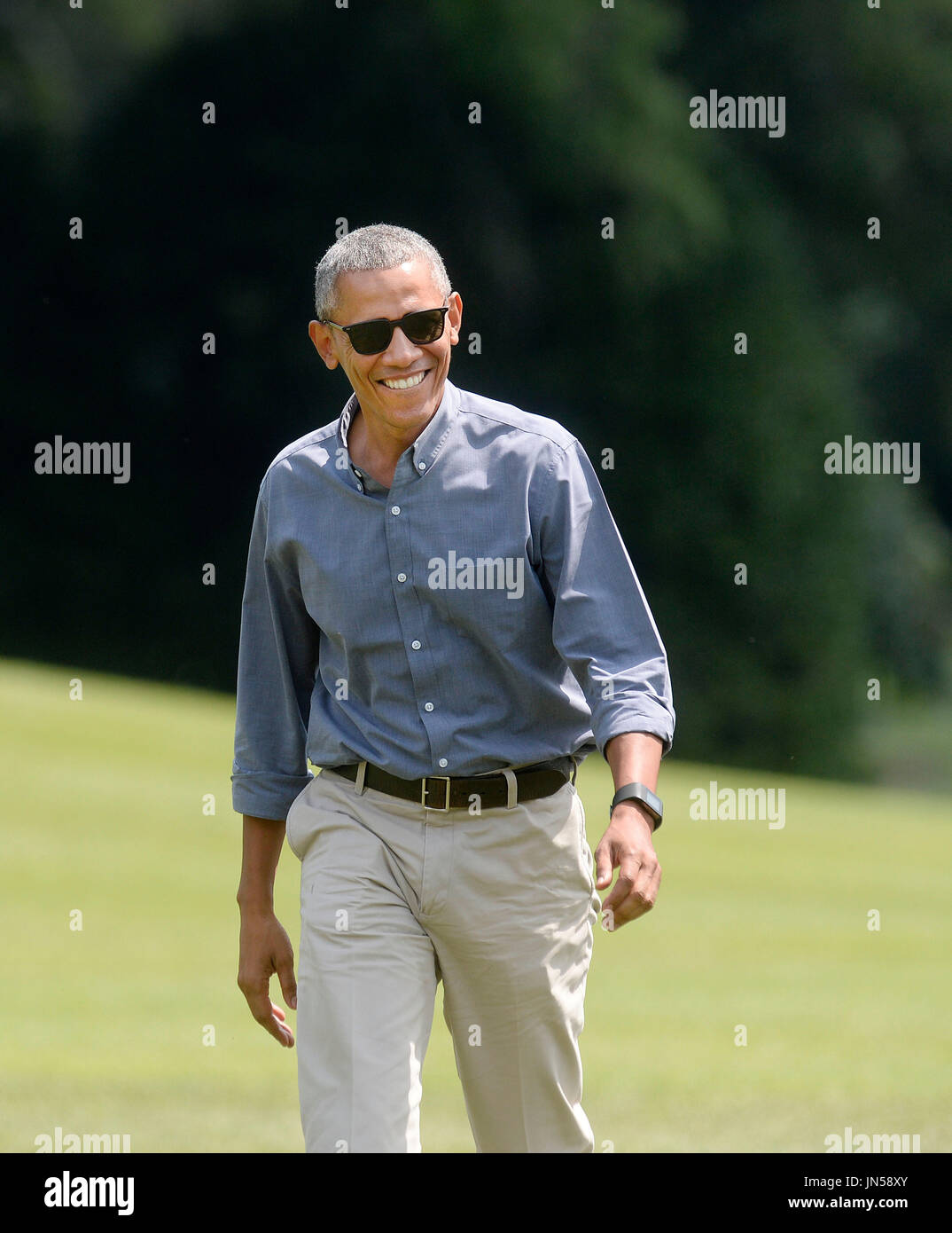 United States President Barack Obama walks back to the White House ...