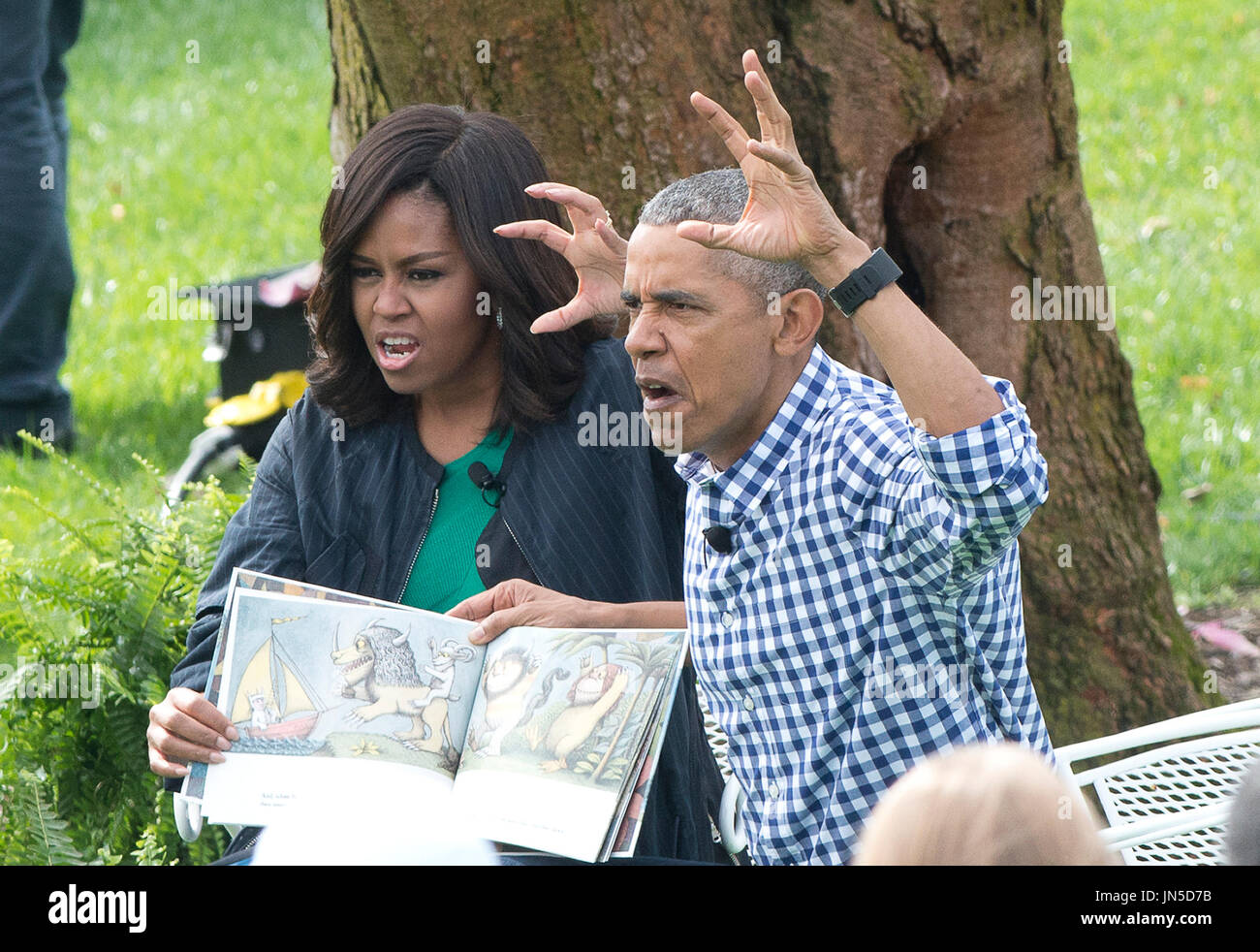 United States President Barack Obama and first lady Michelle Obama read ...