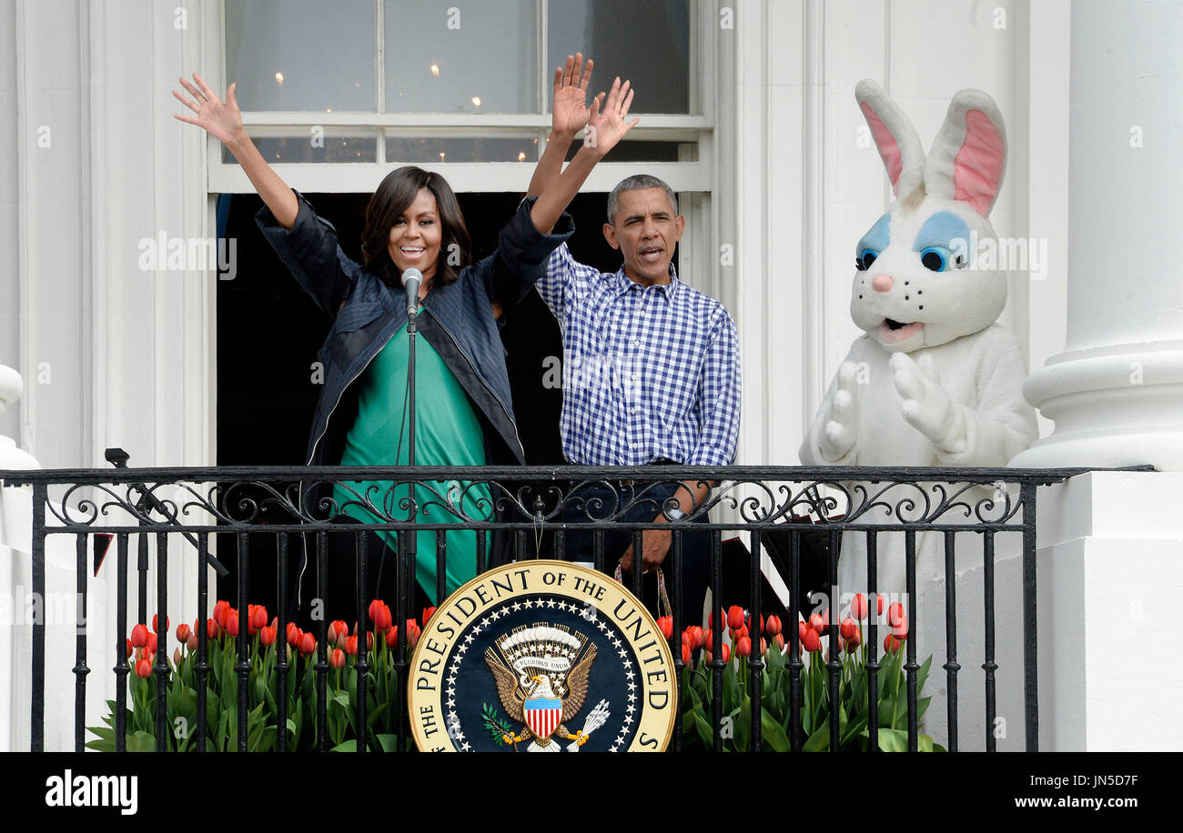 United States President Barack Obama (R) and first lady Michelle Obama ...