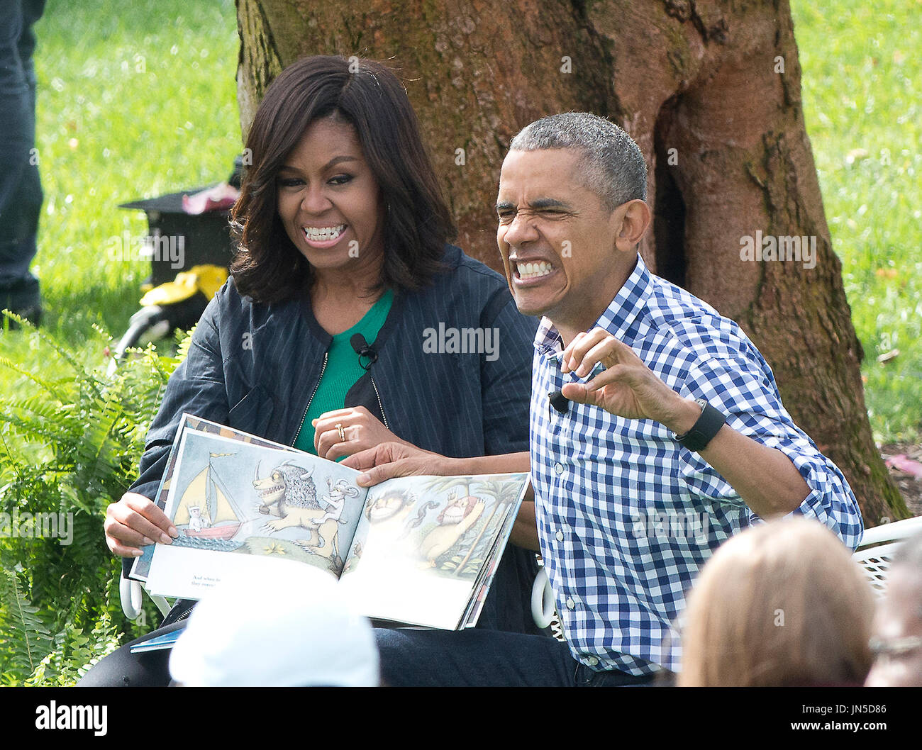 United States President Barack Obama and first lady Michelle Obama read ...