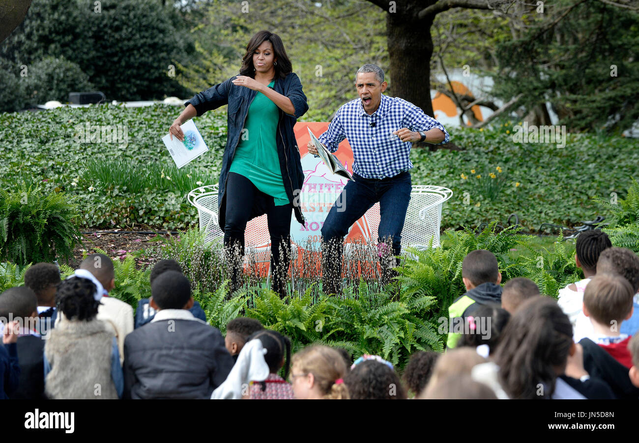 United States President Barack Obama (R) and first lady Michelle Obama ...