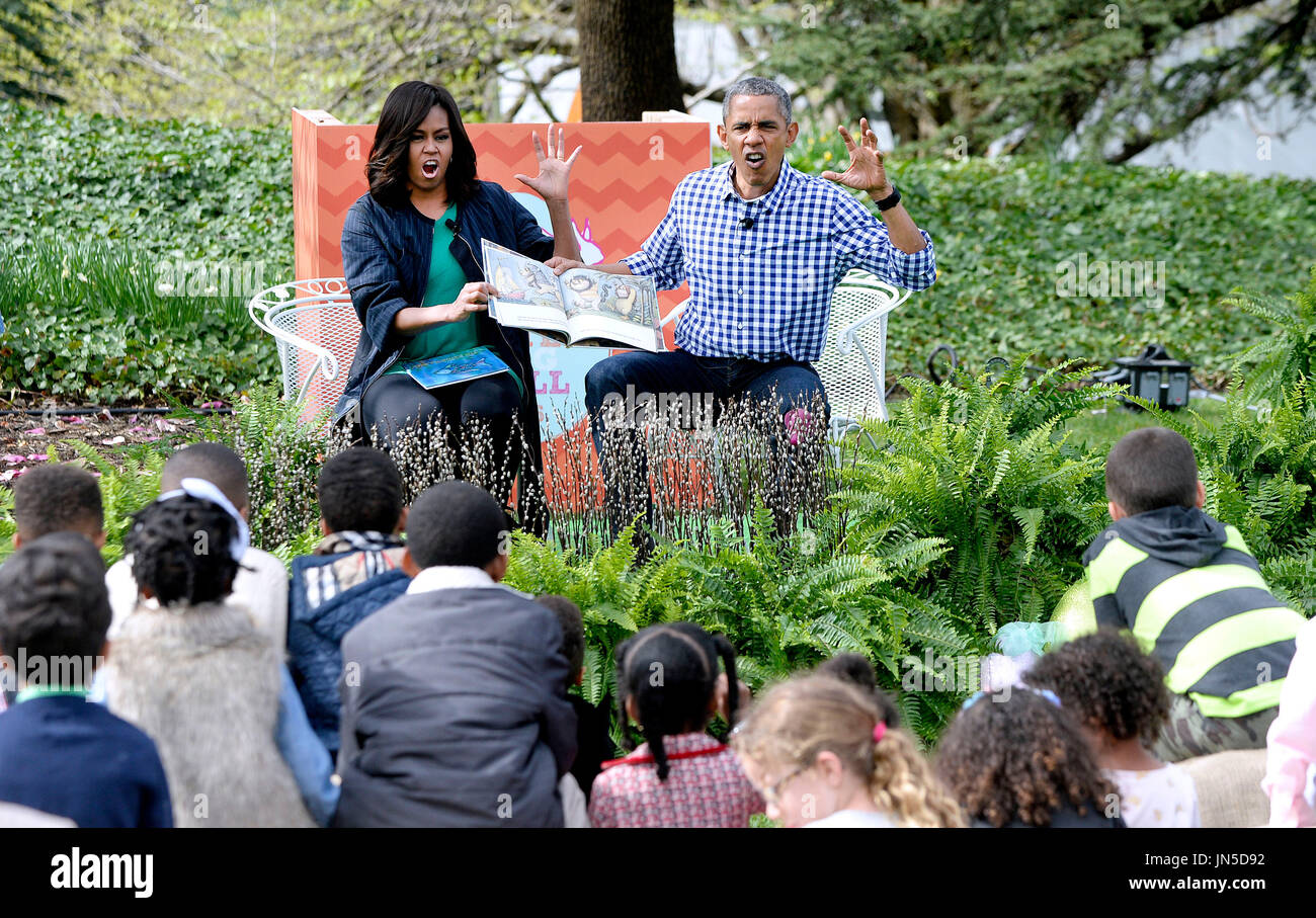 United States President Barack Obama (R) and first lady Michelle Obama ...